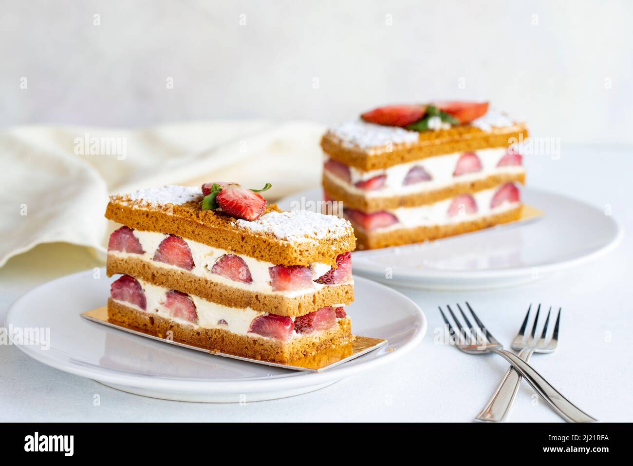 Tranche de gâteau à la fraise sur fond blanc. Gâteau superposé à la ...