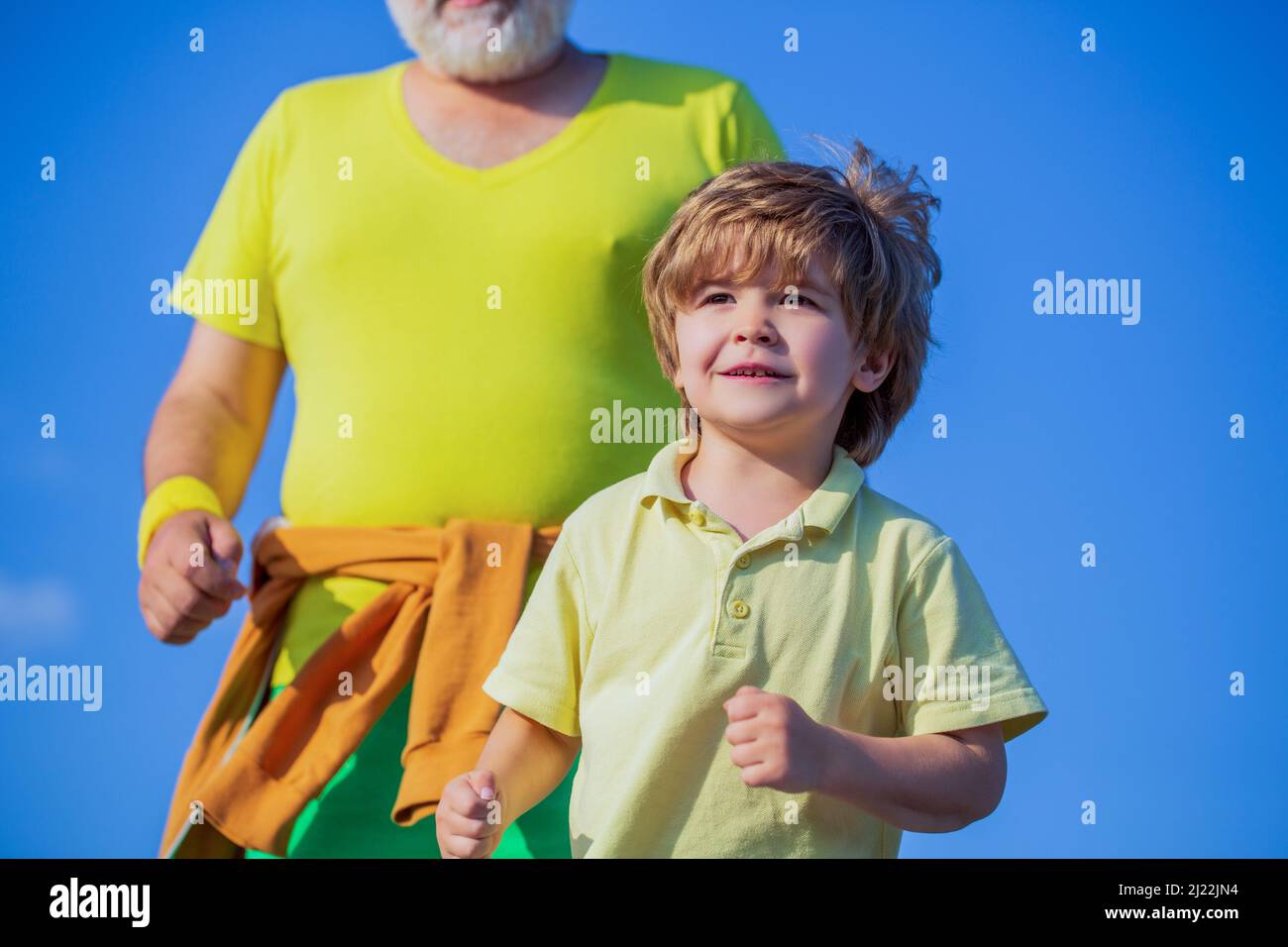 Enfant courant dans le stade. Les enfants courent à l'extérieur ...