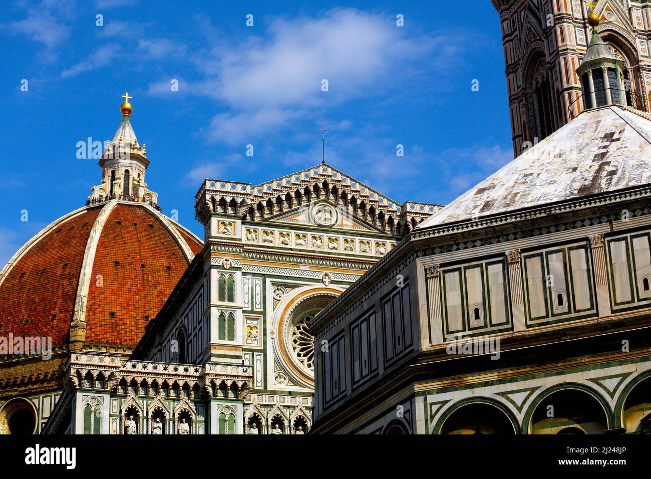 Le Duomo et le Campanile (arrière) et le Baptistère (droite) sont trois ...