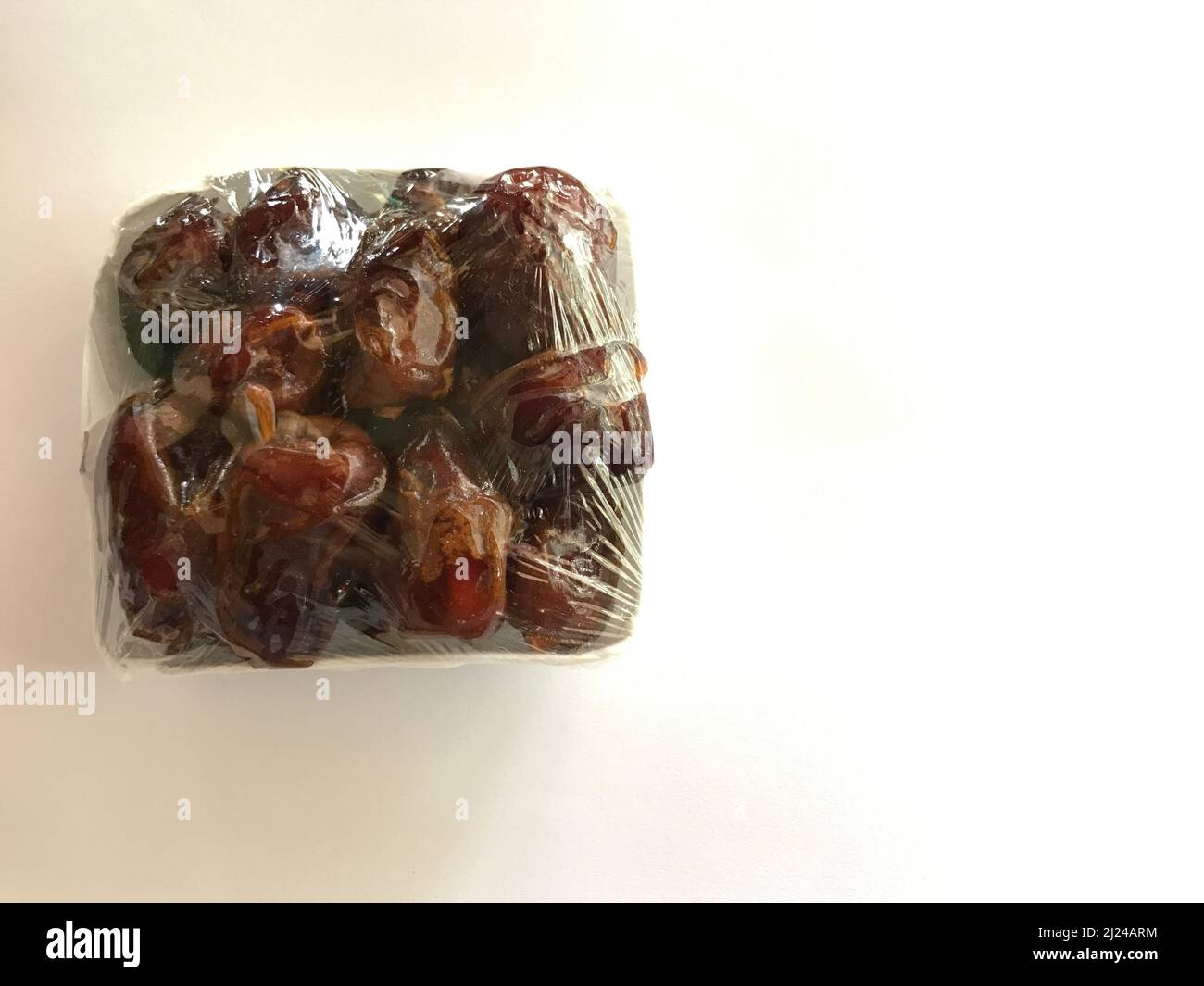 Fruits frais dattes. Pile de délicieux dattes séchées isolées. Medjool ...