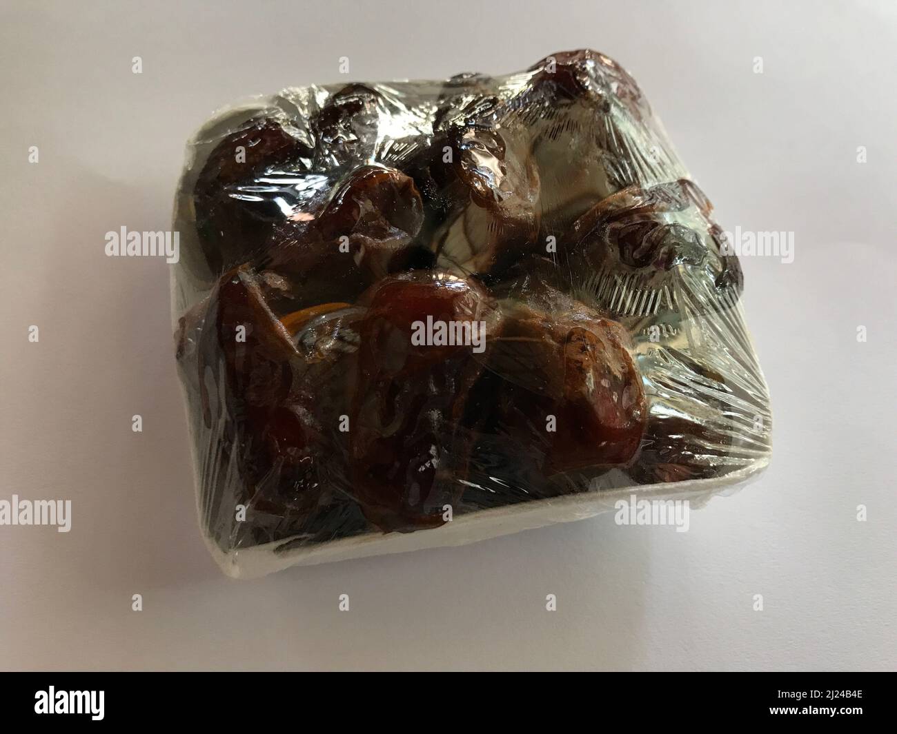 Fruits frais dattes. Pile de délicieux dattes séchées isolées. Medjool ...