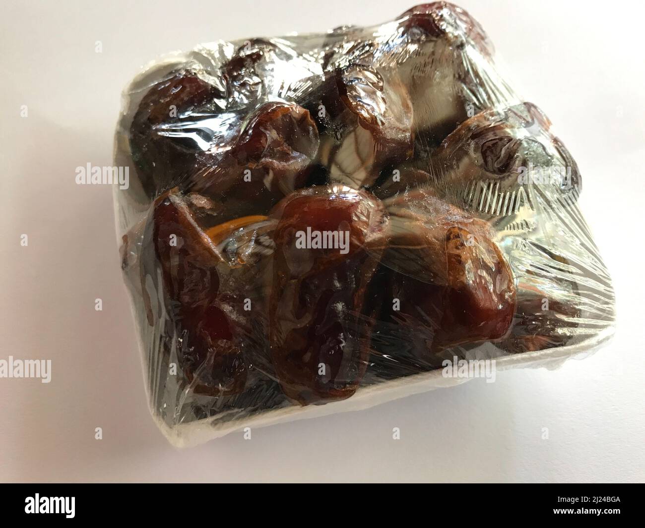 Fruits frais dattes. Pile de délicieux dattes séchées isolées. Medjool ...