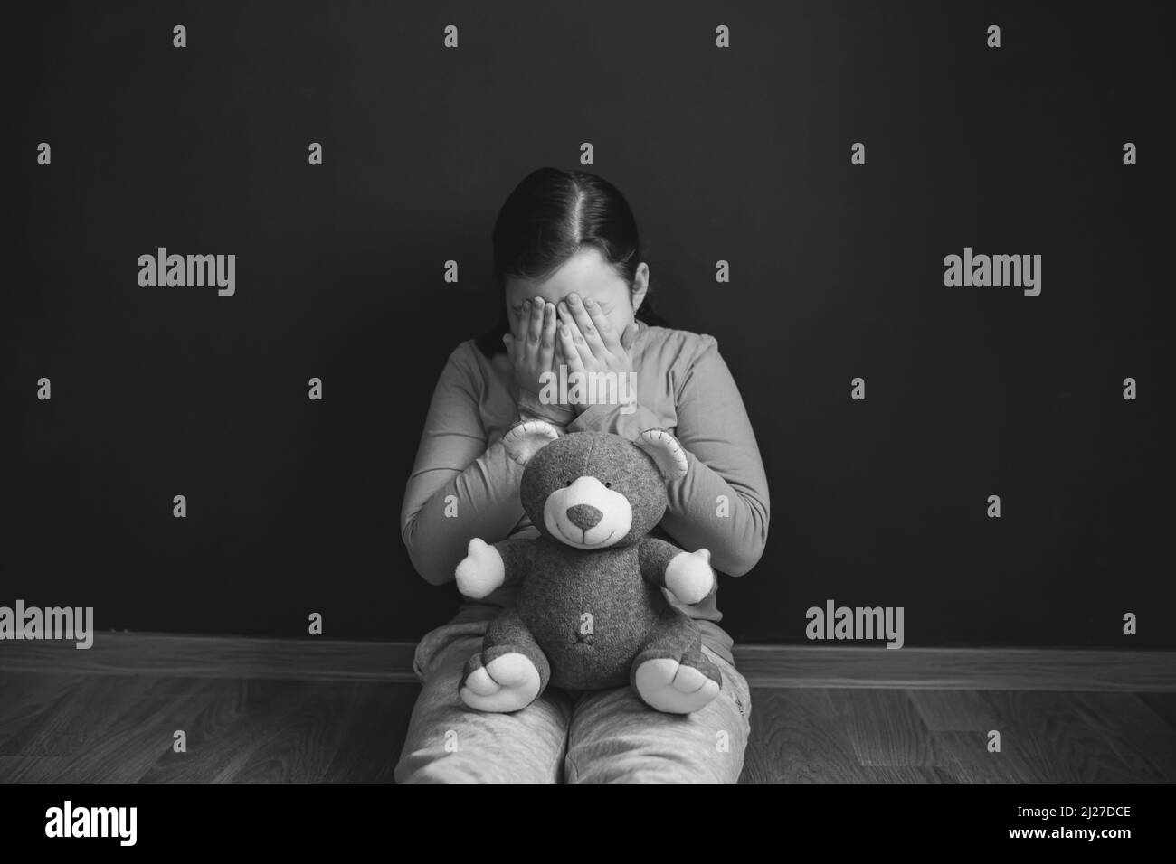 Petite fille triste Banque d'images noir et blanc - Alamy