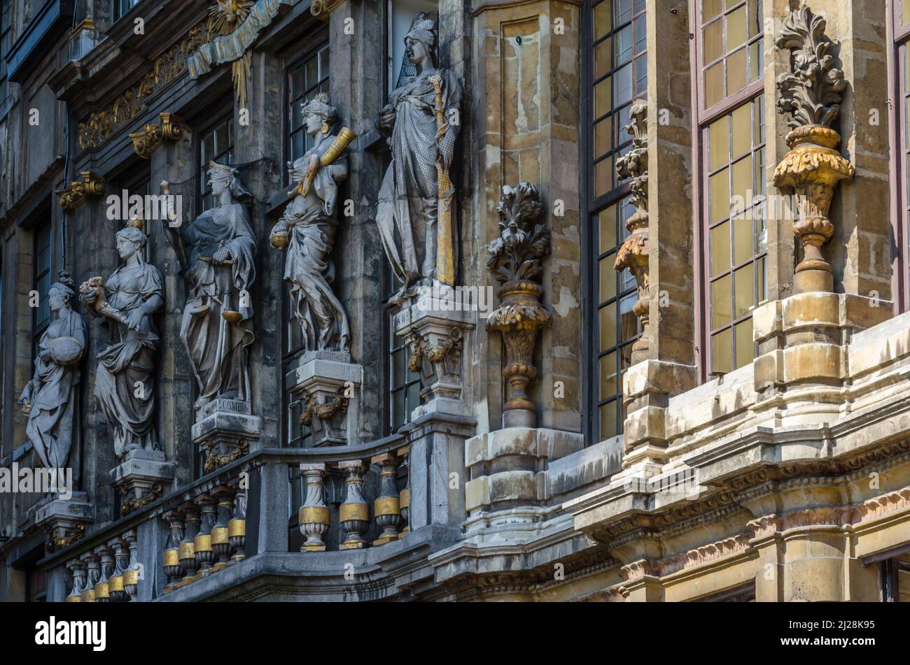 Détails architecturaux sur les façades de la Grand-place à Bruxelles ...