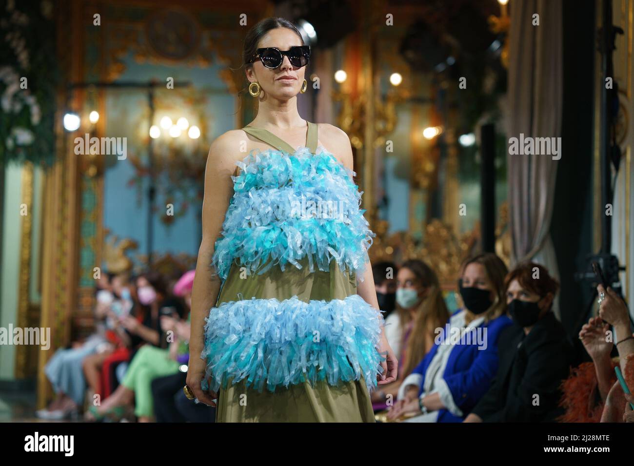 Un modèle met en valeur le design Pomeline lors de la passerelle de l ...