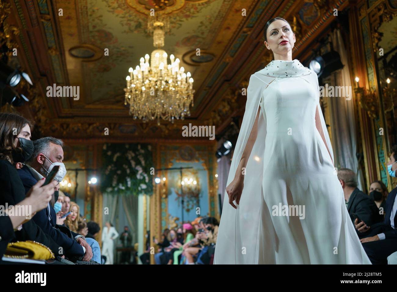 Un modèle met en valeur le design de Lorena Merino lors de la tournée ...
