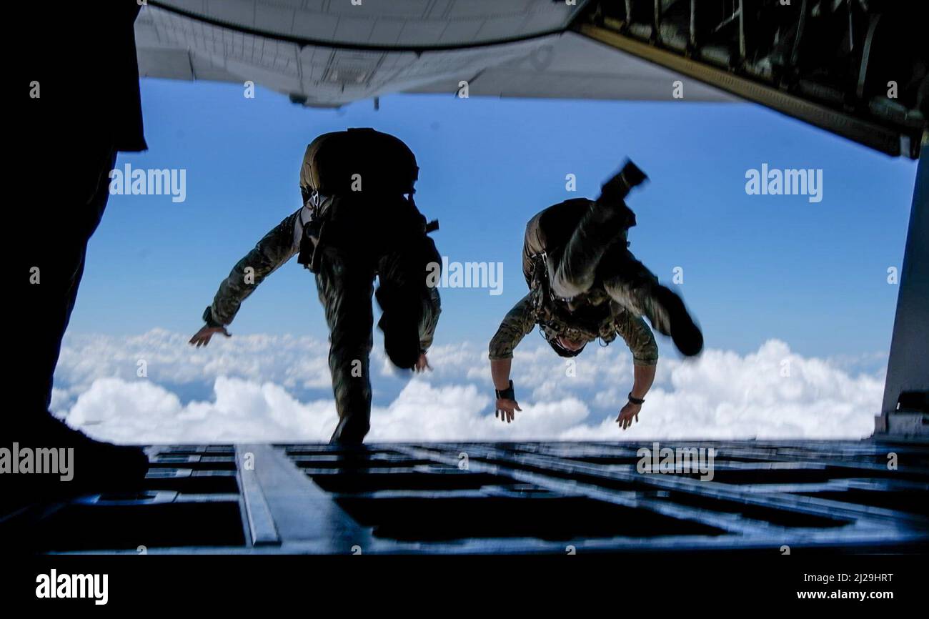 Des membres des Forces armées du Commandement des opérations spéciales ...