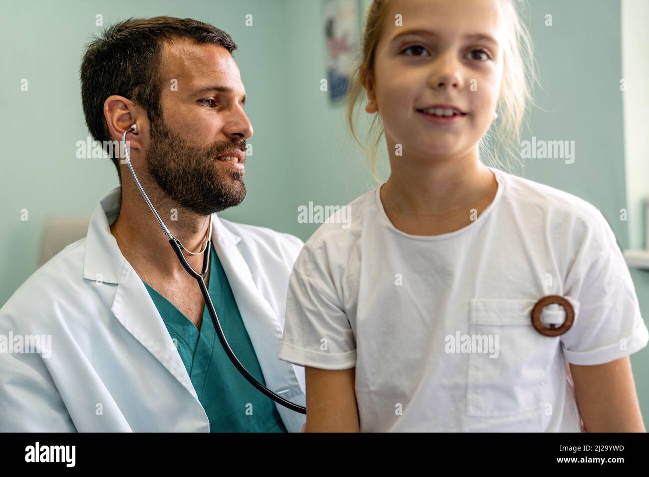 Examen Cardiaque Enfant Banque De Photographies Et Dimages à Haute