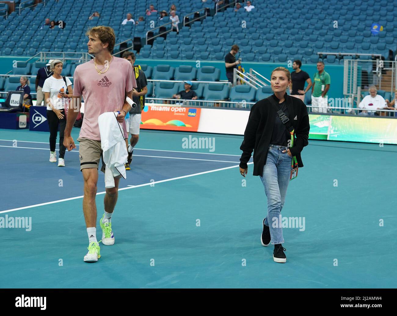 MIAMI GARDENS, FL - MARS 30: Alexander Zverev et sa petite amie Sophia Thomalla ont vu marcher ...