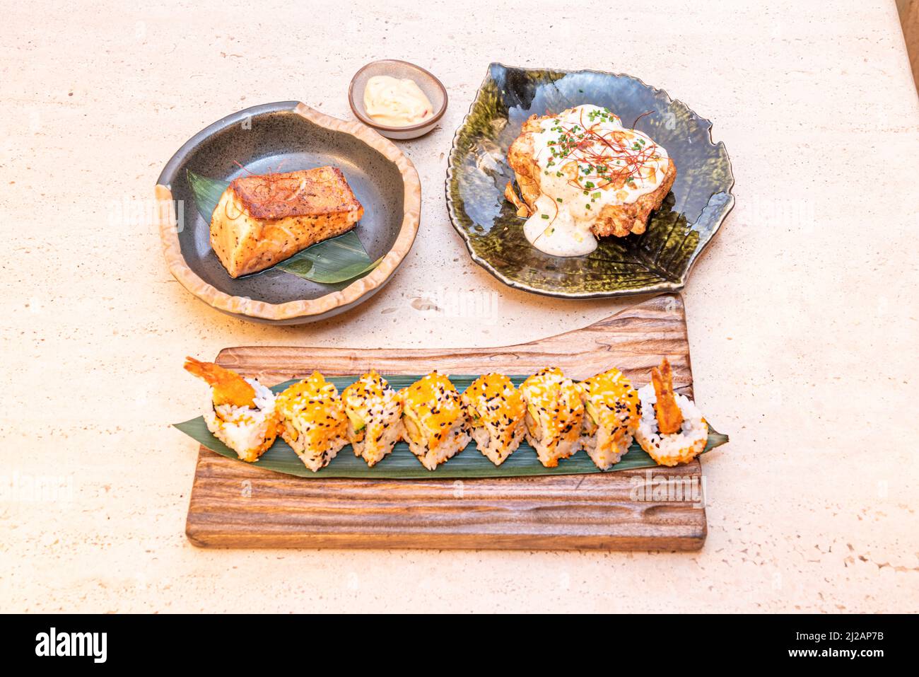 Menu asiatique composé d'un rouleau de californie uramaki accompagné de ...