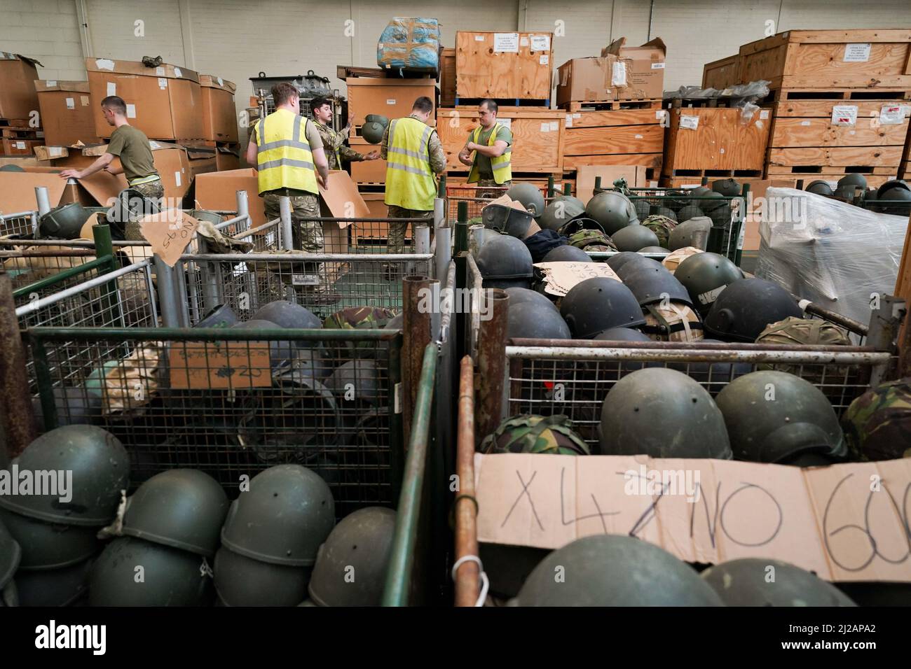 Les membres de l'armée ont fourni des milliers de casques excédentaires ...