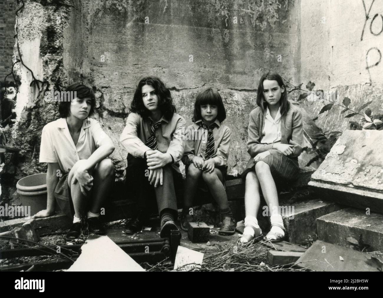 Acteurs Andrew Robertson, Ned Birkin, et actrices Charlotte Gainsbourgh ...