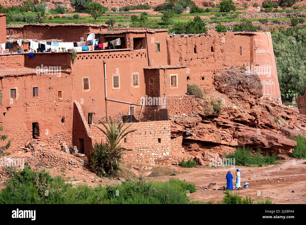 Maison marocaine traditionnelle faite de boue dans un paysage semi ...