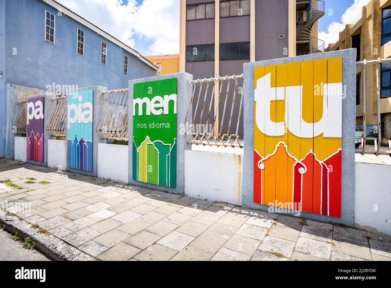 Panneaux en bois colorés avec des lettres affichant le nom de la langue ...