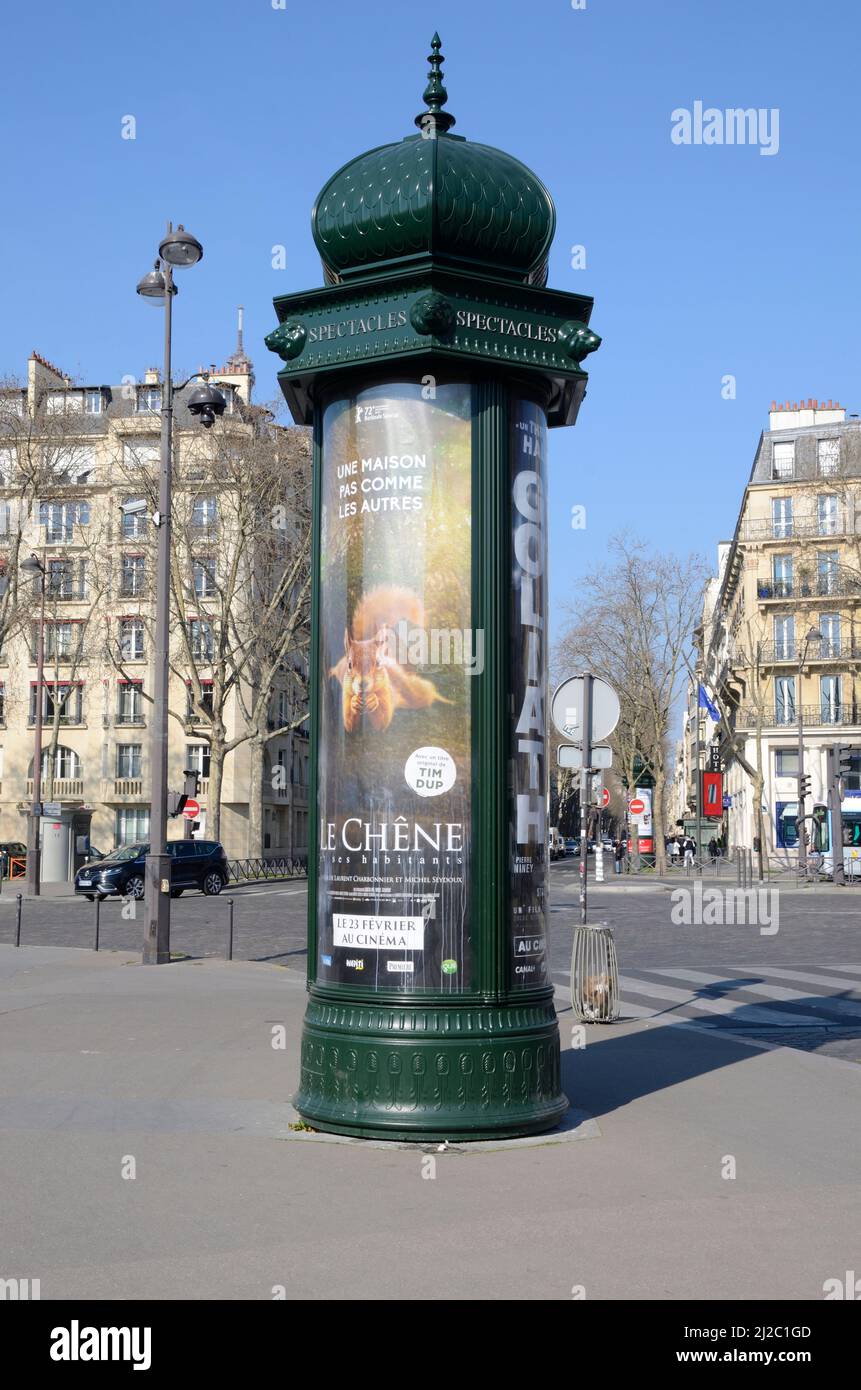 Paris, France - 7 mars 2022 : kiosque publicitaire dans une rue ...