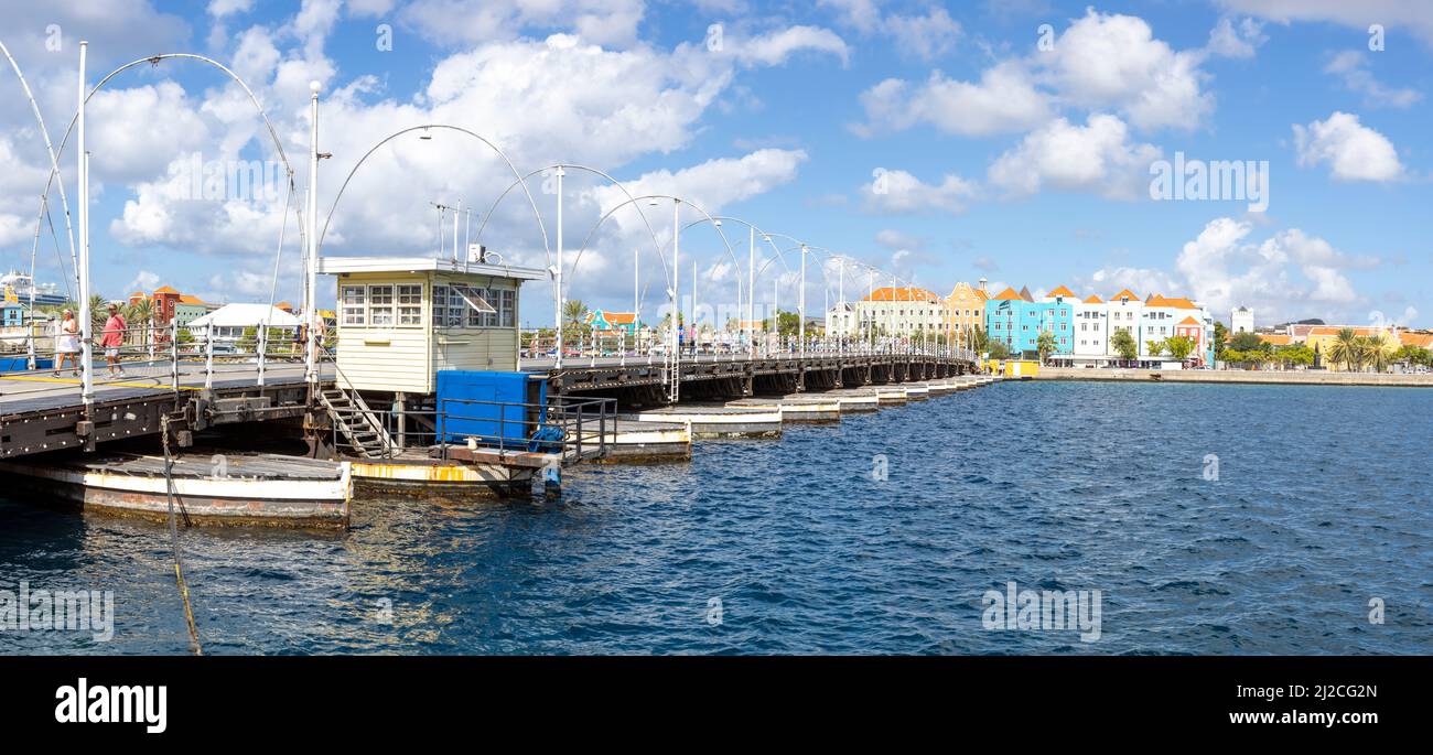Le célèbre pont Queen-Emma avec des bâtiments colorés du quartier ...