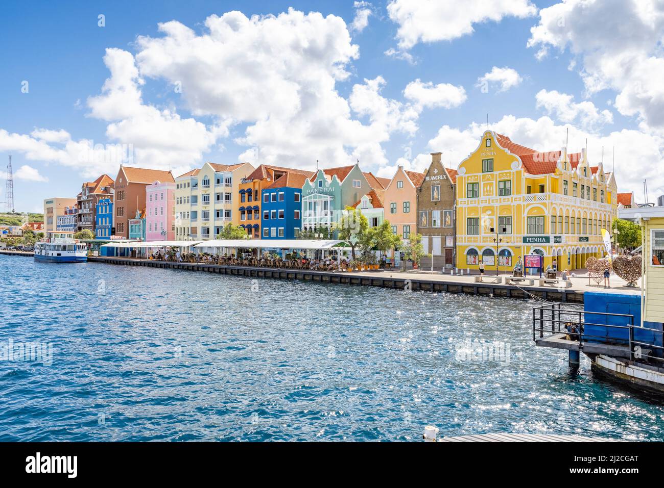 Célèbres bâtiments colorés au bord de l'eau dans le style colonial ...