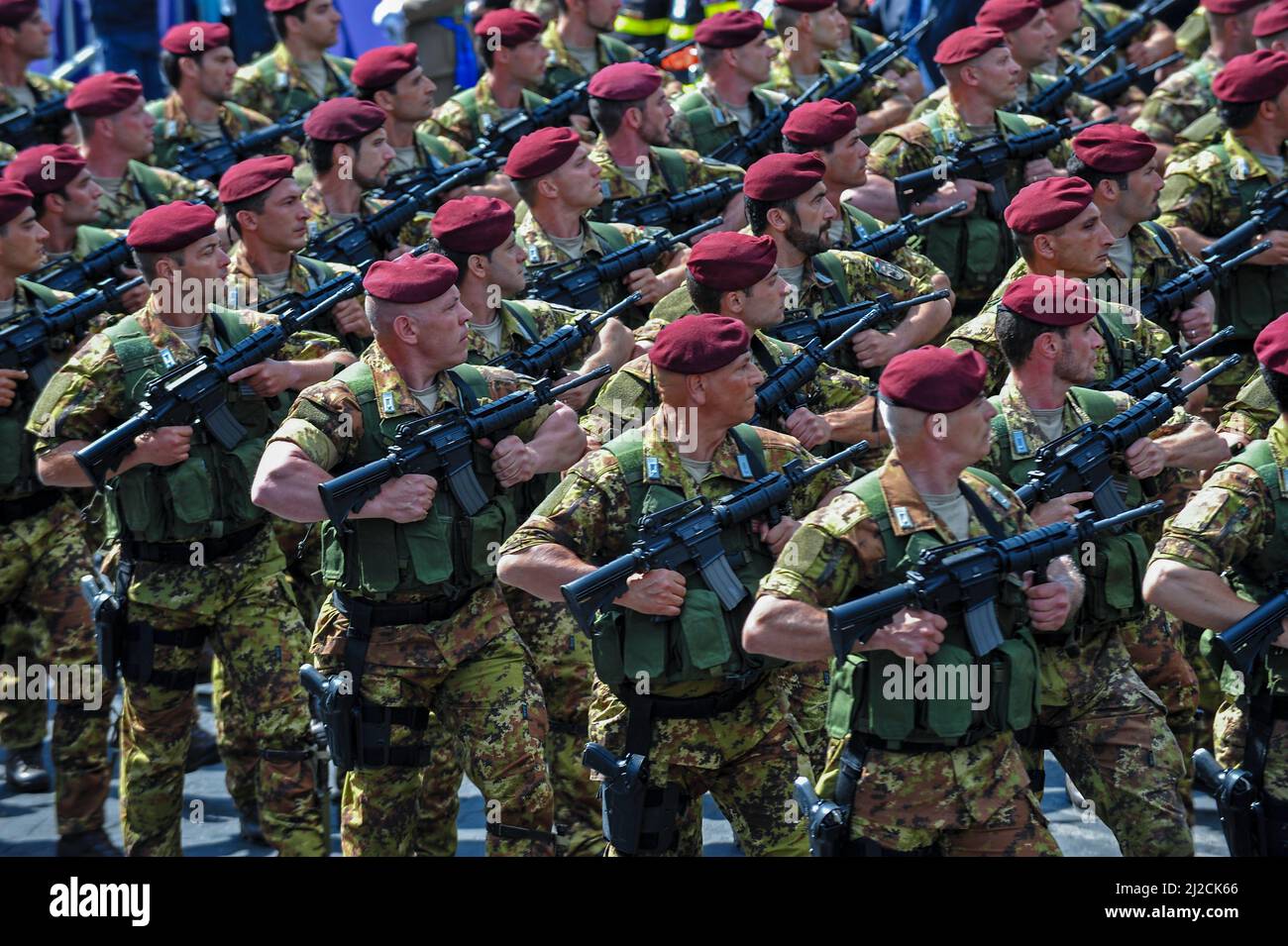 Italian army parade Banque de photographies et d’images à haute ...