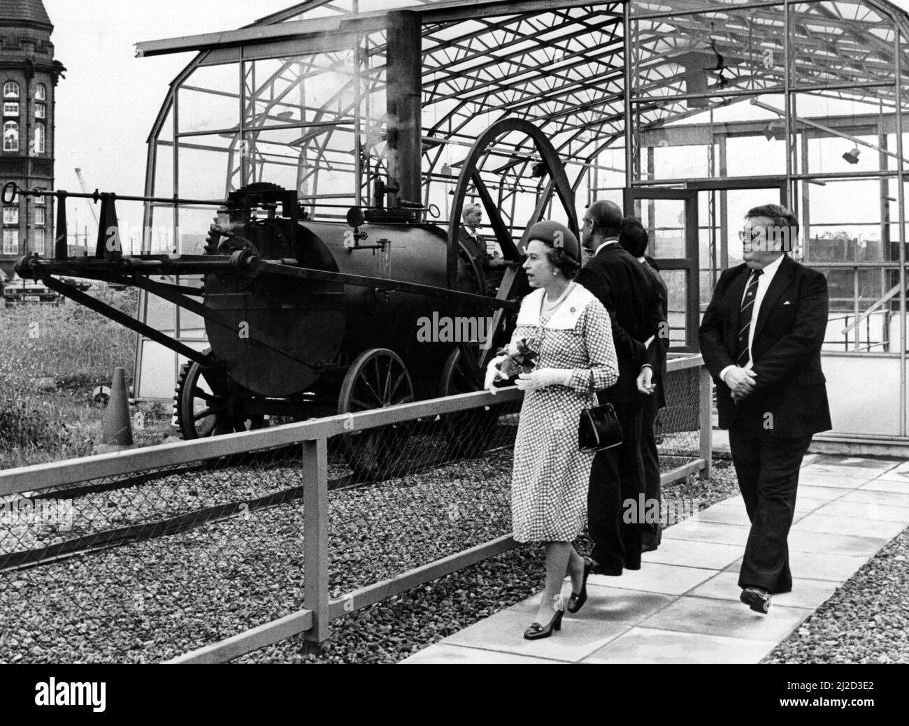 La Reine voit la réplique opérationnelle de la locomotive Penydarren de ...