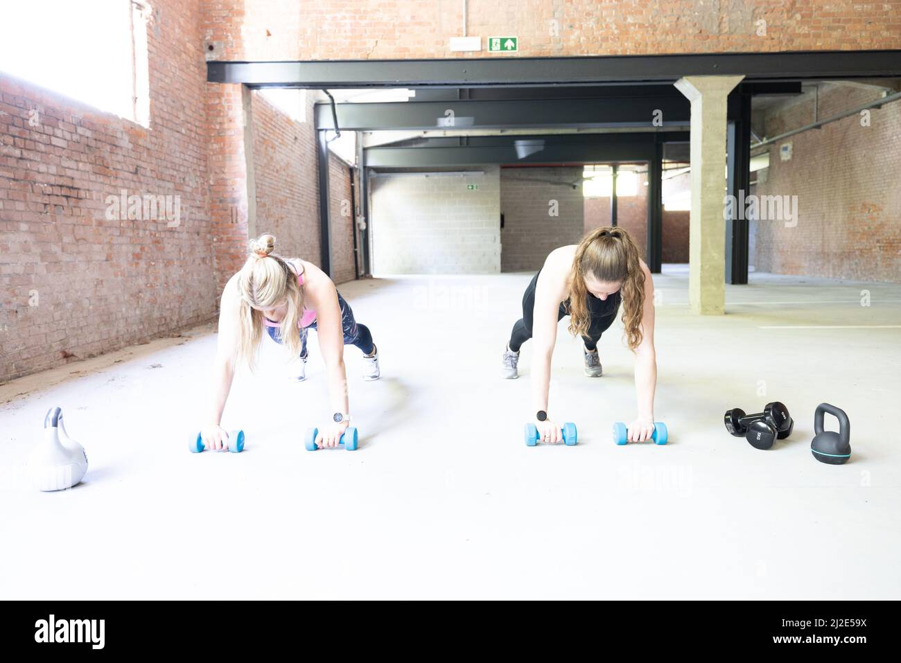 Fit Female Training Her Core Muscles Banque De Photographies Et Dimages à Haute Résolution Alamy