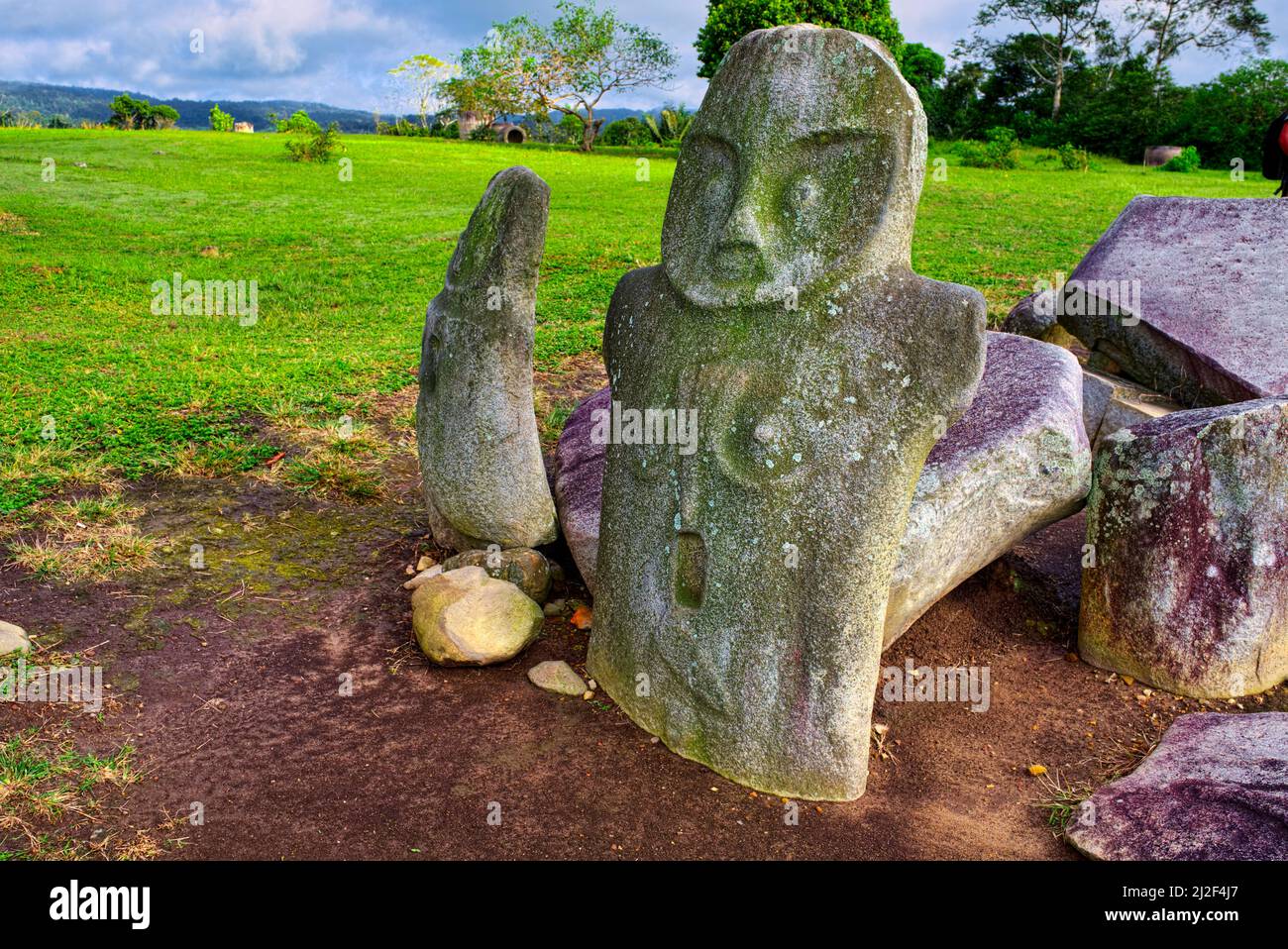 Outre Kalamba, à Pokekea, il y a aussi une statue en pierre qui ...
