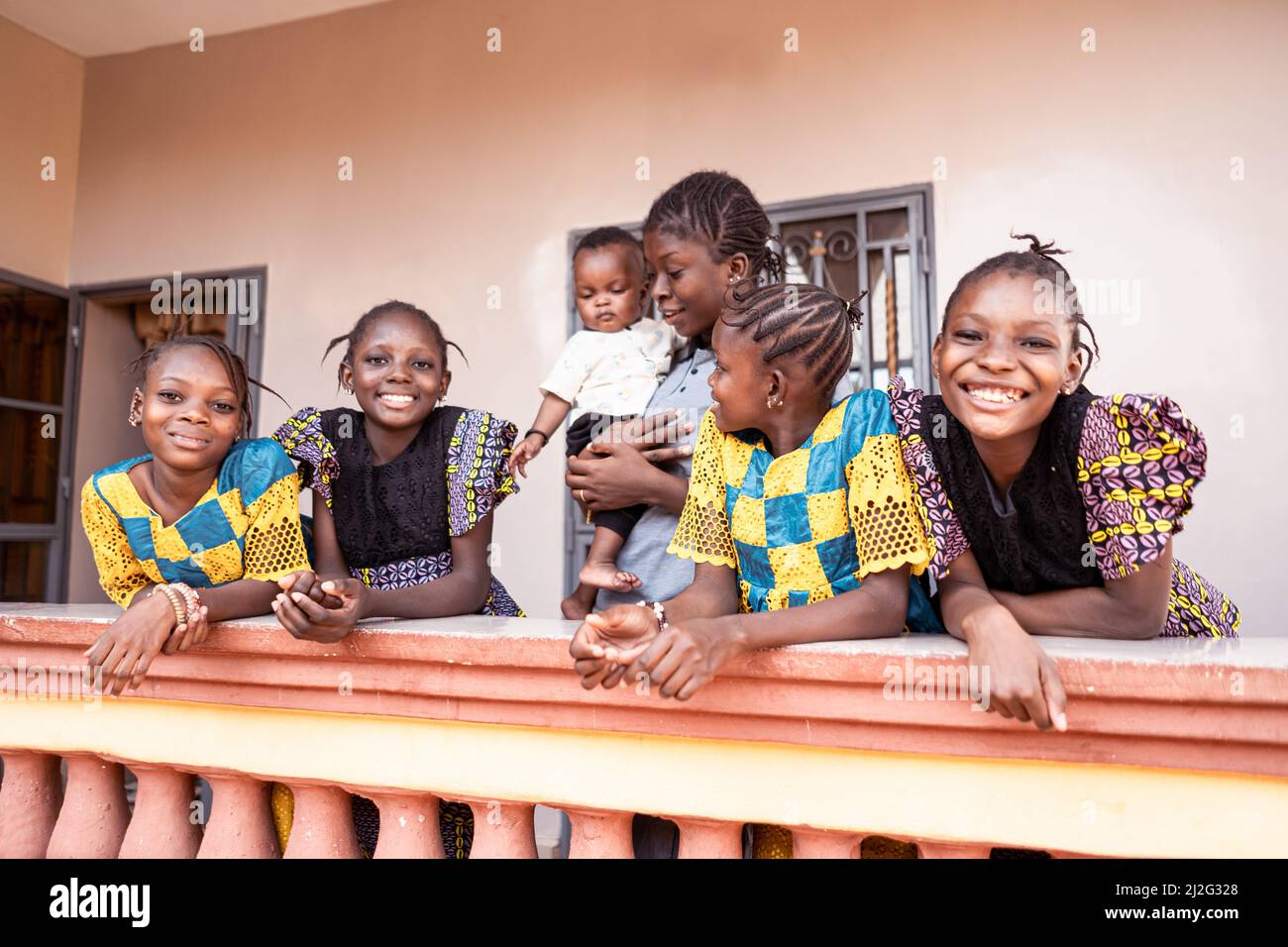 Femme africaine tenant un bebe Banque de photographies et d’images à ...