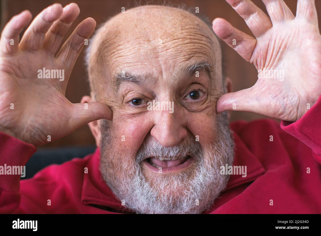 Humorous elderly man Banque de photographies et d’images à haute ...