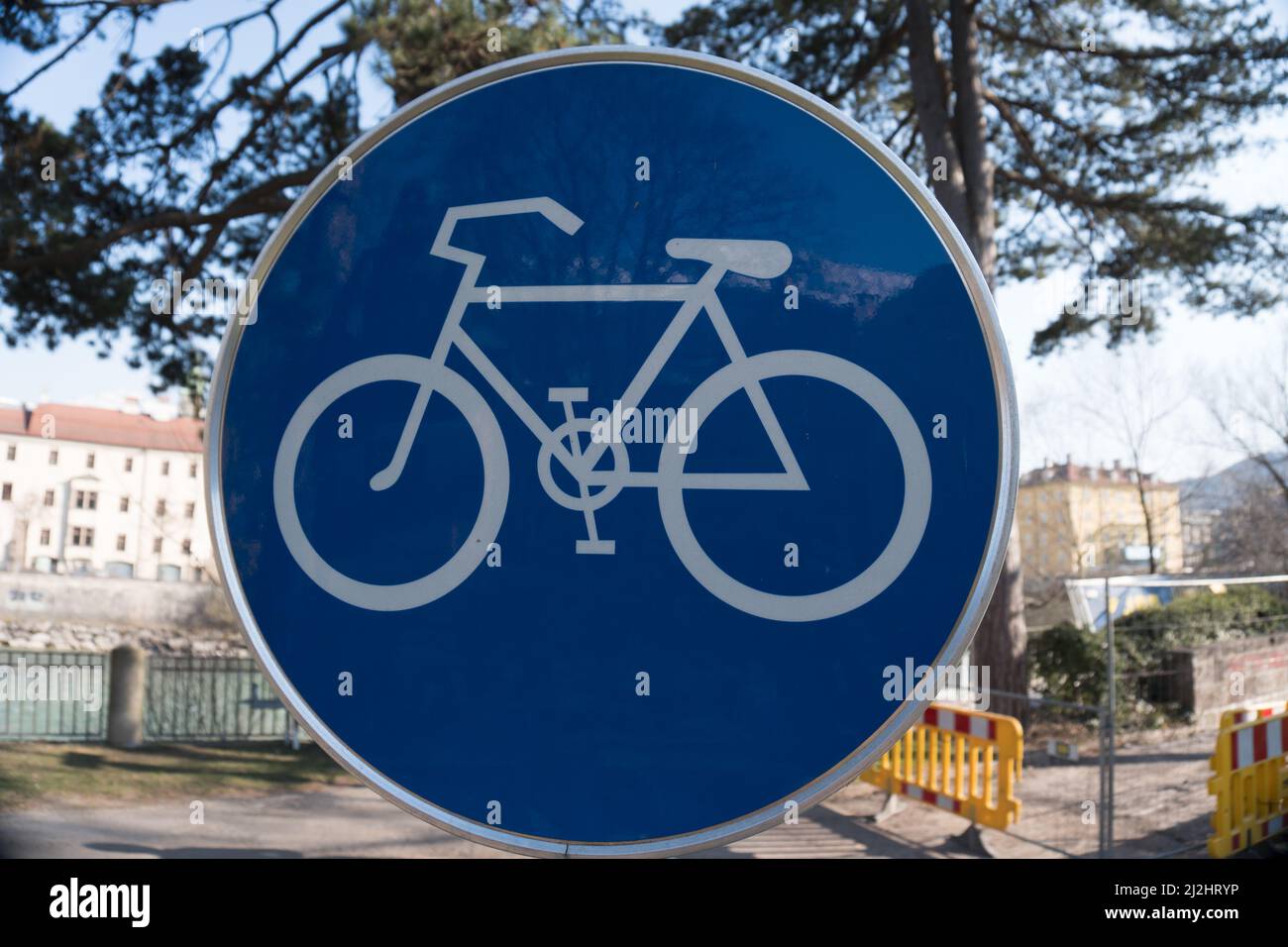 Gros plan sur un panneau de signalisation bleu avec un symbole de vélo ...