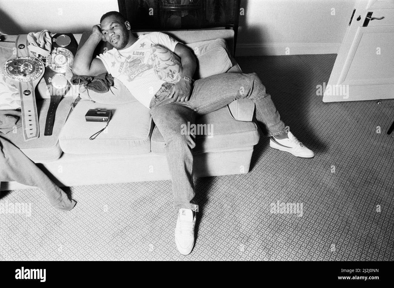 Heavyweight boxer mike tyson boxing Banque d'images noir et blanc - Alamy