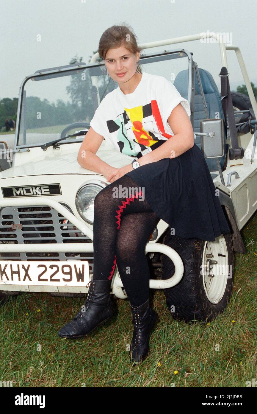 Sophie Aldred comme médecin assistant Ace vu ici sur place près d ...