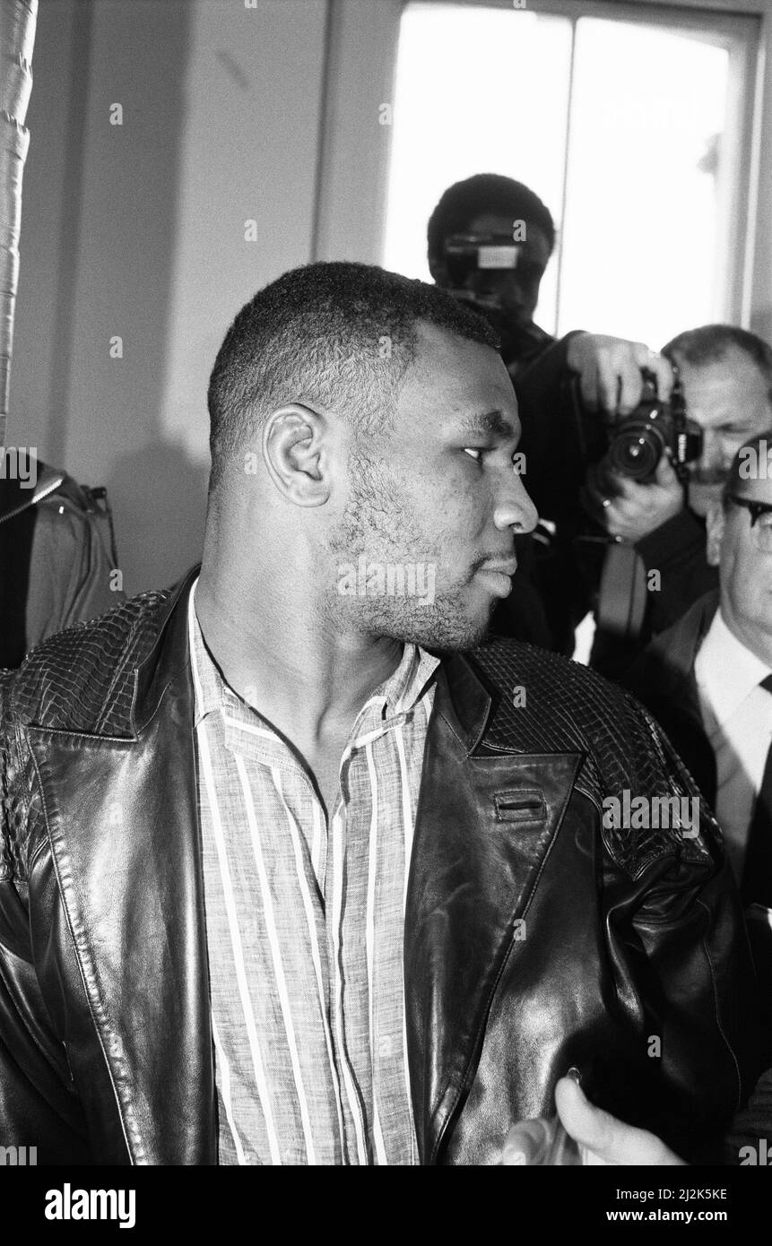 Heavyweight boxer mike tyson boxing Banque d'images noir et blanc - Alamy