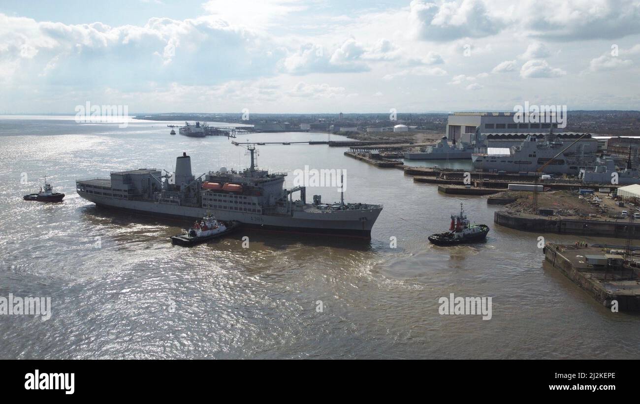 L'ex RFA fort Austin quitte les quais de Birkenhead sur les lairds de ...