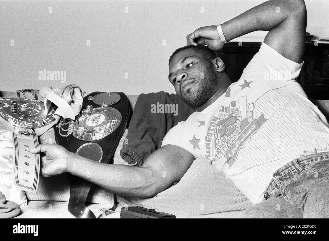Heavyweight boxer mike tyson boxing Banque d'images noir et blanc - Alamy