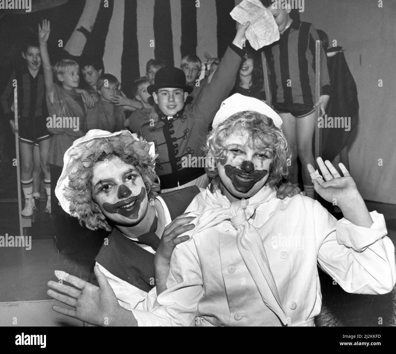 Six clowns Banque d'images noir et blanc - Alamy
