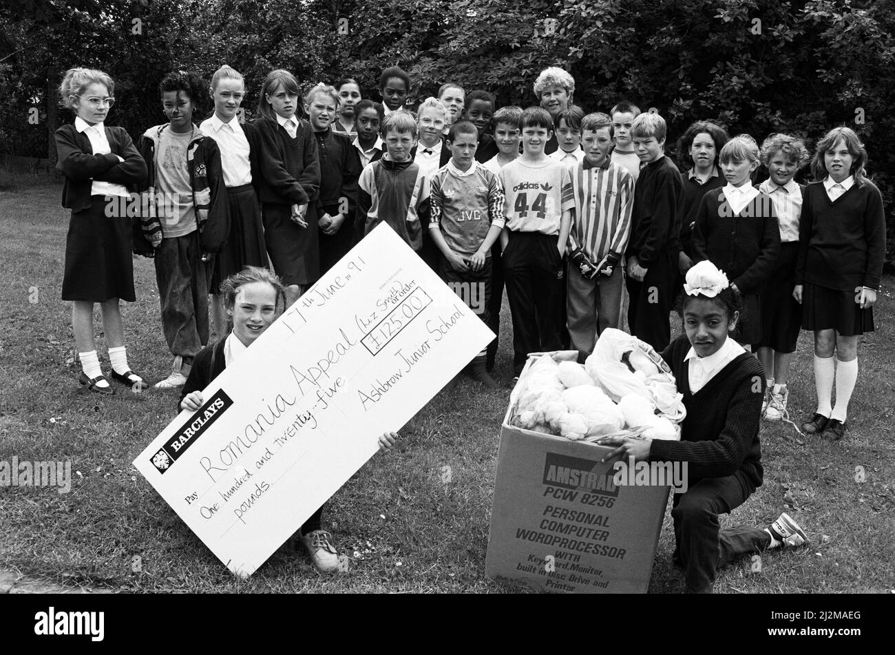 Chaussez-les... Des élèves de l'école junior Ashbrow, qui ont aidé des ...
