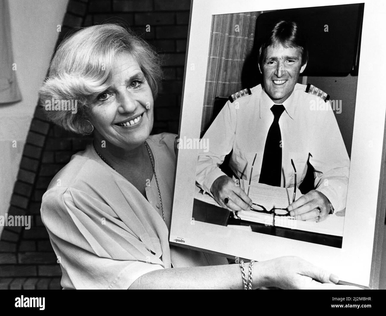Marie Duffy avec une photo de son mari John qui est directeur de l ...
