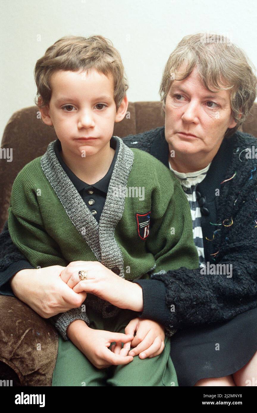 Lynn Nixon, mère de la victime du meurtre Dianne McInally, avec le fils ...