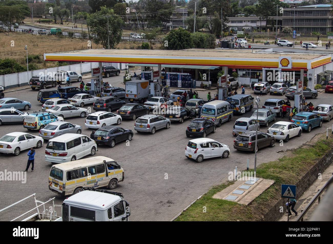 Vue aérienne de la station-service Shell avec les automobilistes en ...