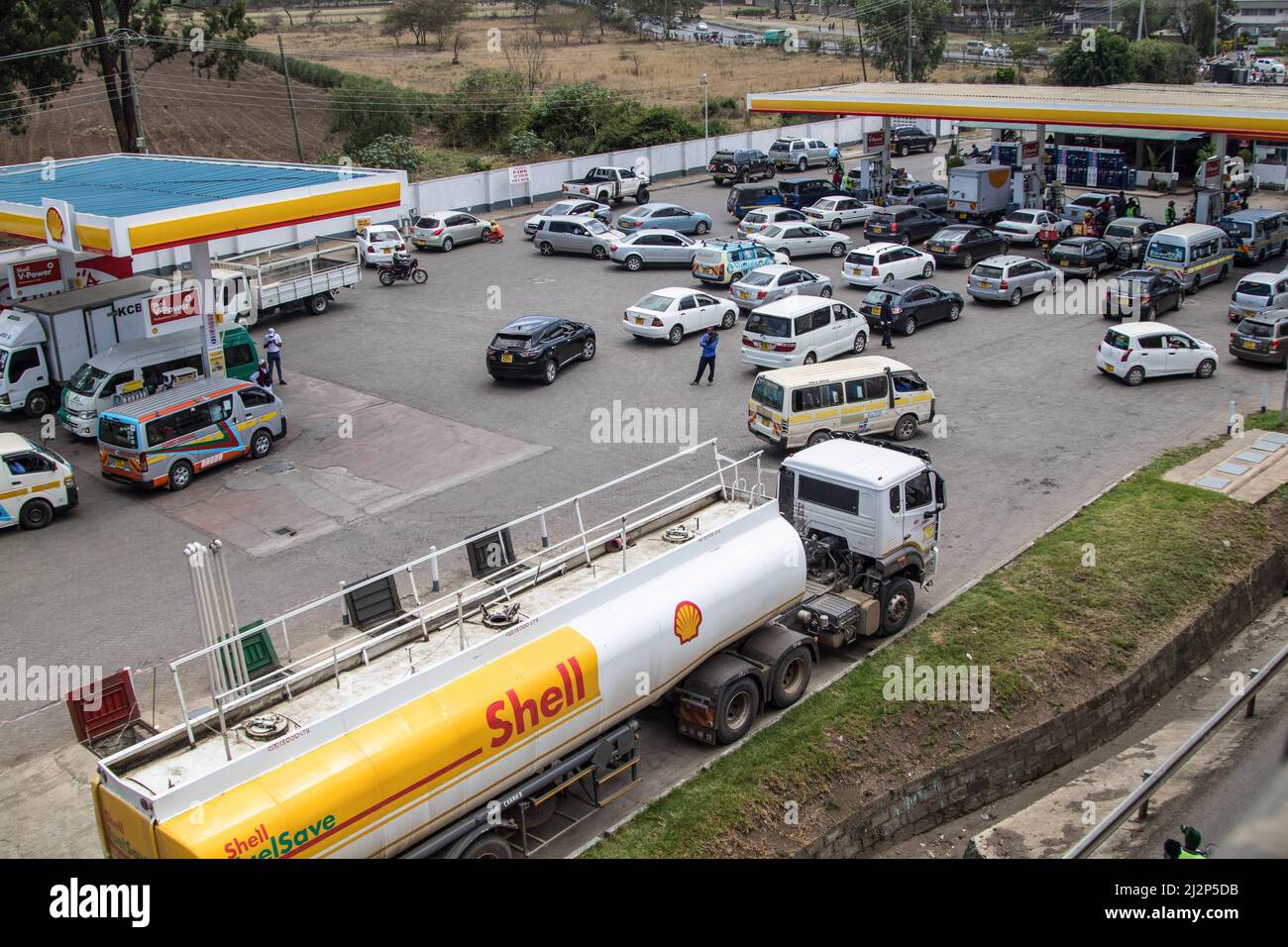 Vue aérienne de la station-service Shell avec les automobilistes en ...
