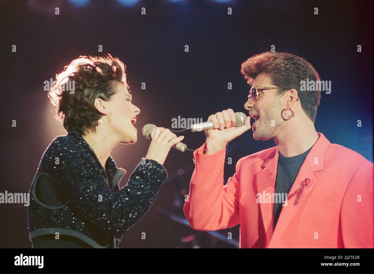George Michael et Lisa Stansfield exécutent ce sont les jours de notre ...