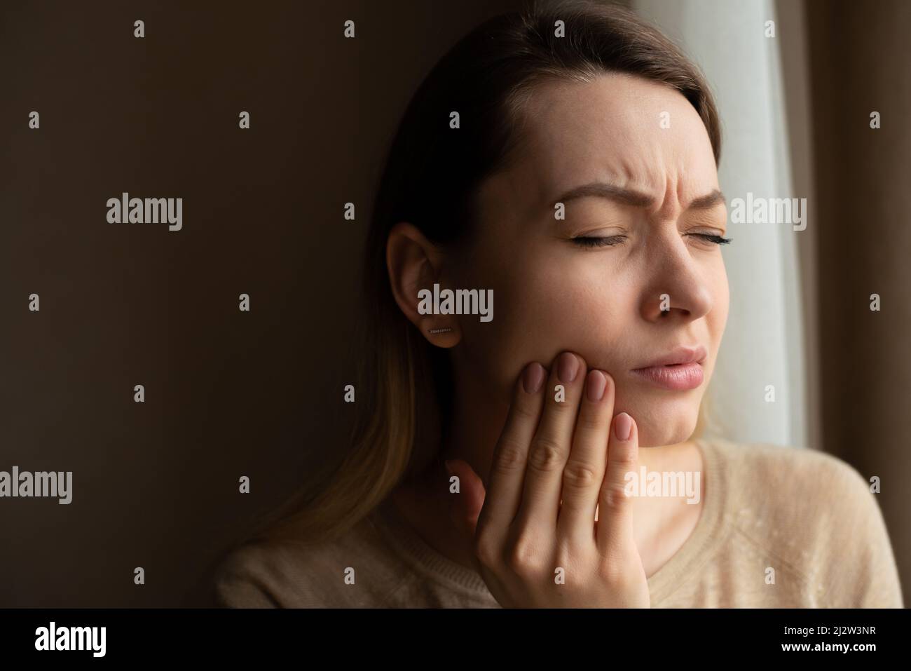 Mal de dents et dentisterie. Belle jeune femme souffre d'une terrible ...