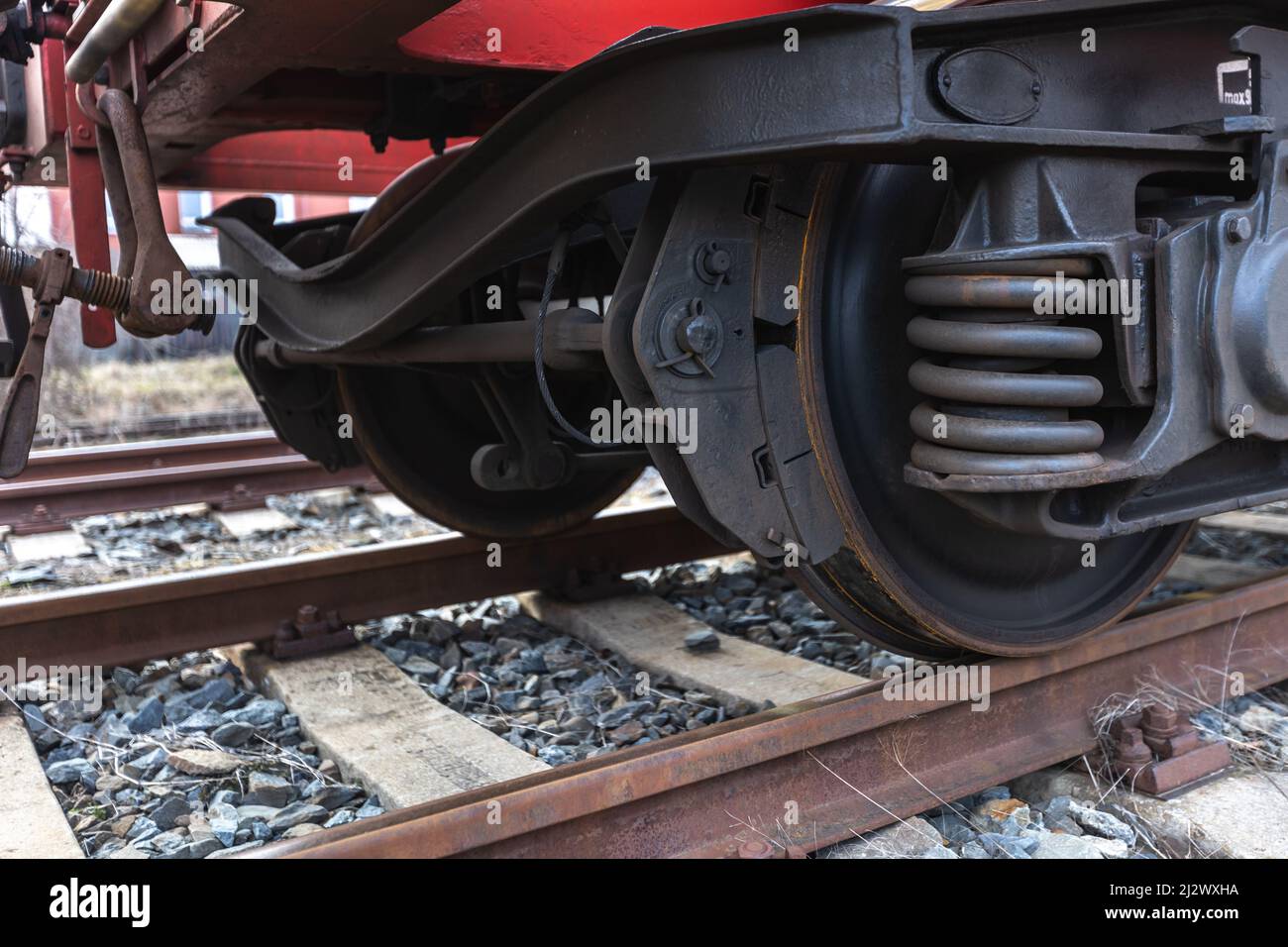 Gros plan sur le train de roulement du wagon, le train de voyageurs, le ...