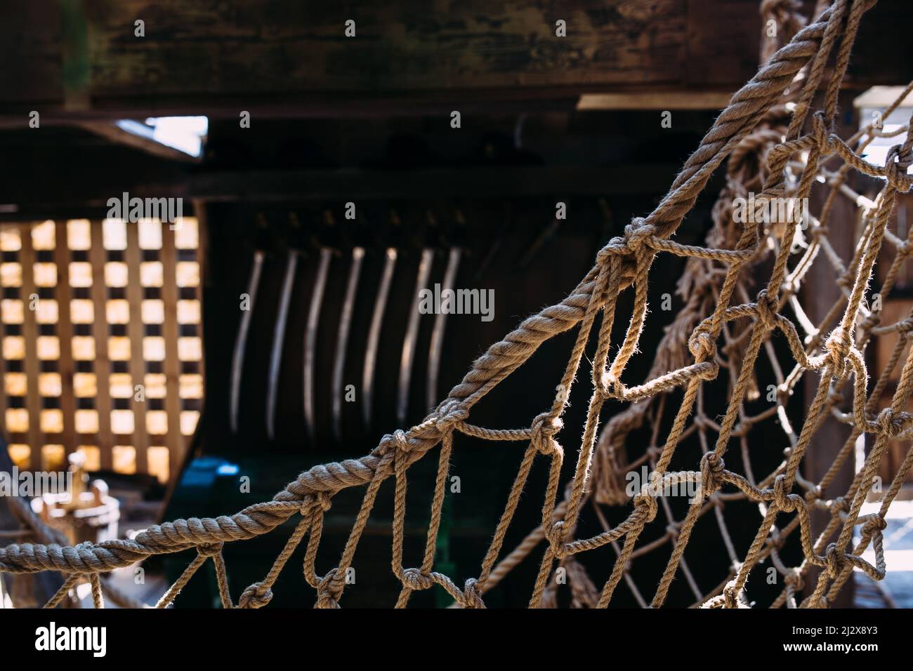 Treuil en bois d'un voilier et cordes sur le pont du navire de guerre ...