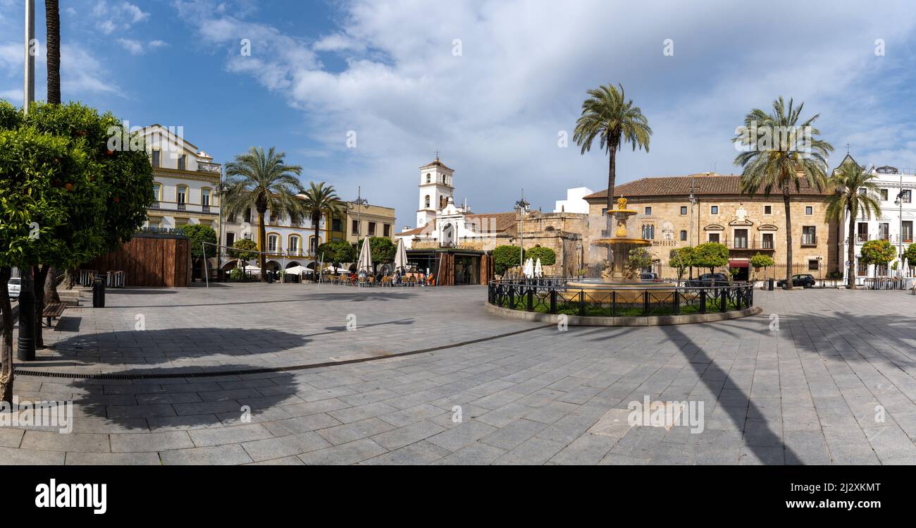 Merida, Espagne -- 28 mars 2022 : vue panoramique sur la place Plaza de ...