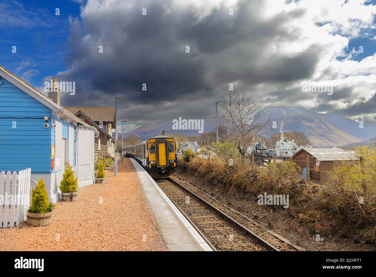 FORT WILLIAM SCOTLAND BEN NEVIS SCOTRAIL CORPACH GARE UN TRAIN ARRIVANT ...