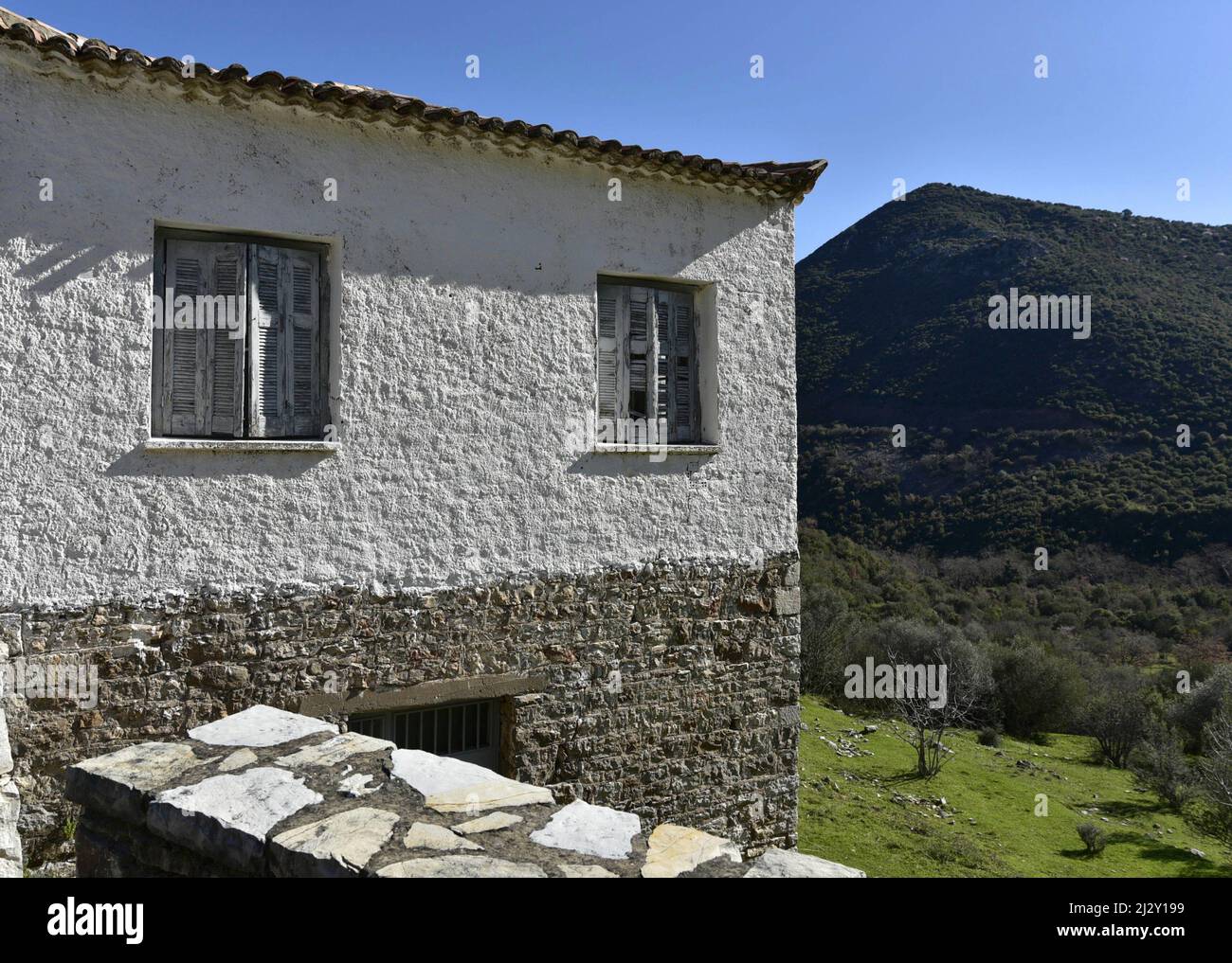 Ancienne maison rurale traditionnelle avec un mur de pierre blanchi à ...