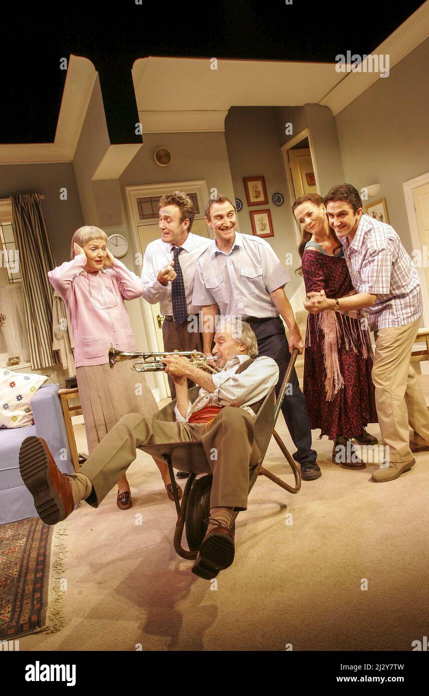 Arrière, de gauche à droite : Louise Jameson (Mme Potter), Joe McGann ...