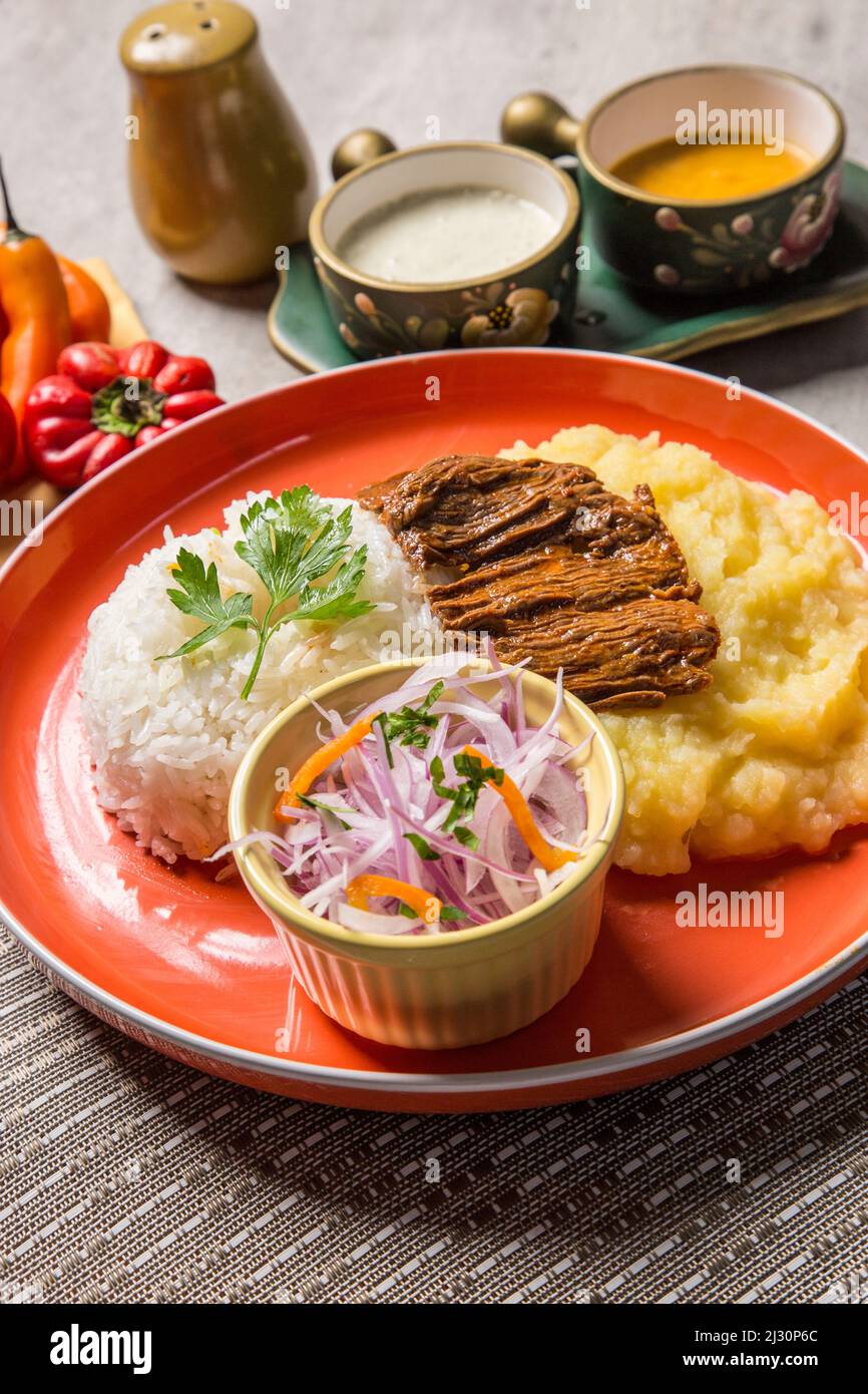 Poulet ou viande de bœuf avec purée de pommes de terre péruvienne ...