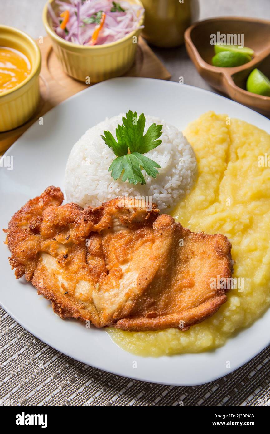 Poulet ou viande de bœuf avec purée de pommes de terre péruvienne ...