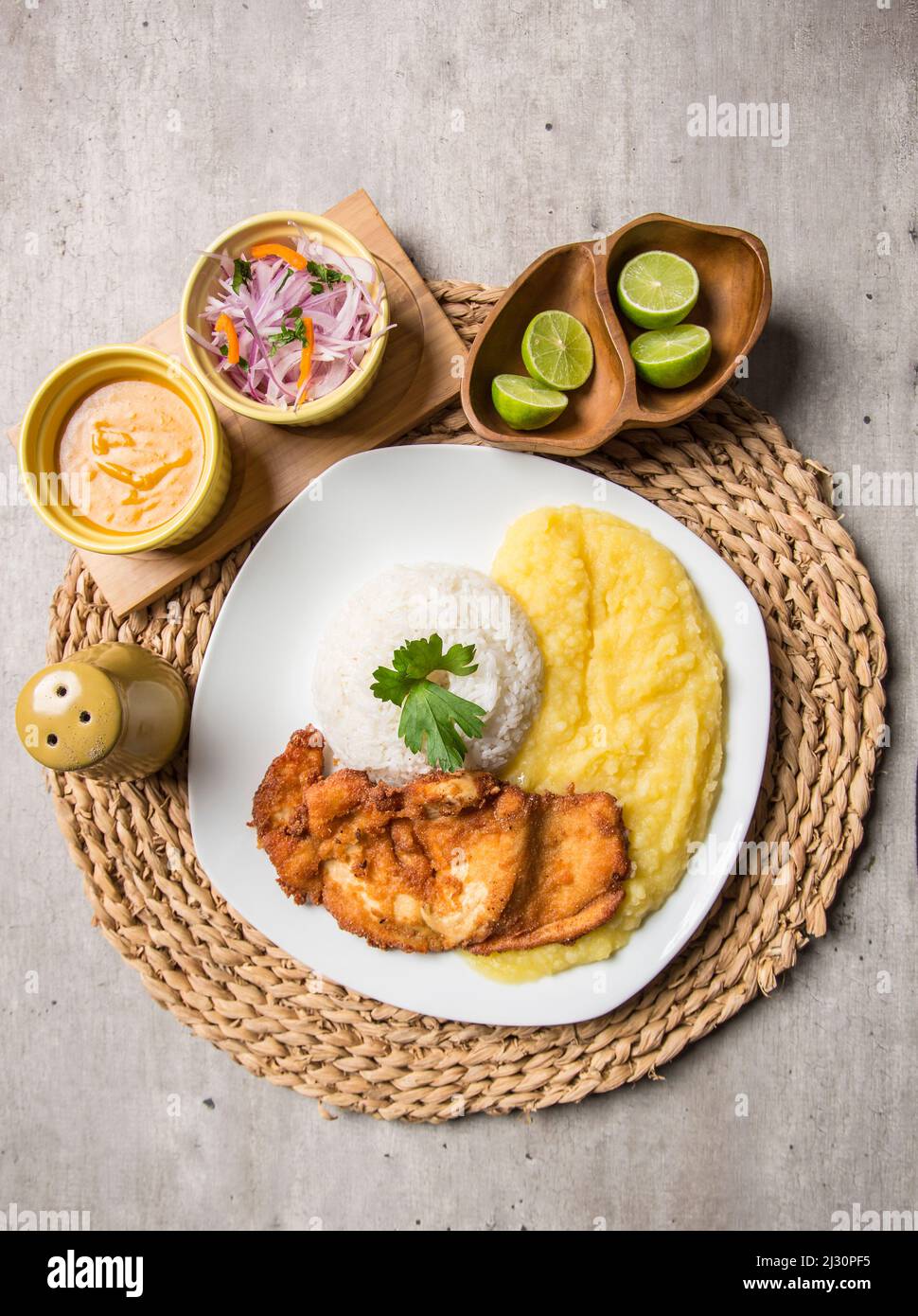 Poulet ou viande de bœuf avec purée de pommes de terre péruvienne ...